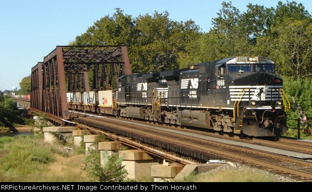 NS intermodal I4V makes its way east over the Raritan River